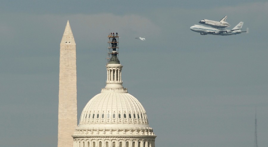 space shuttle leaving dc
