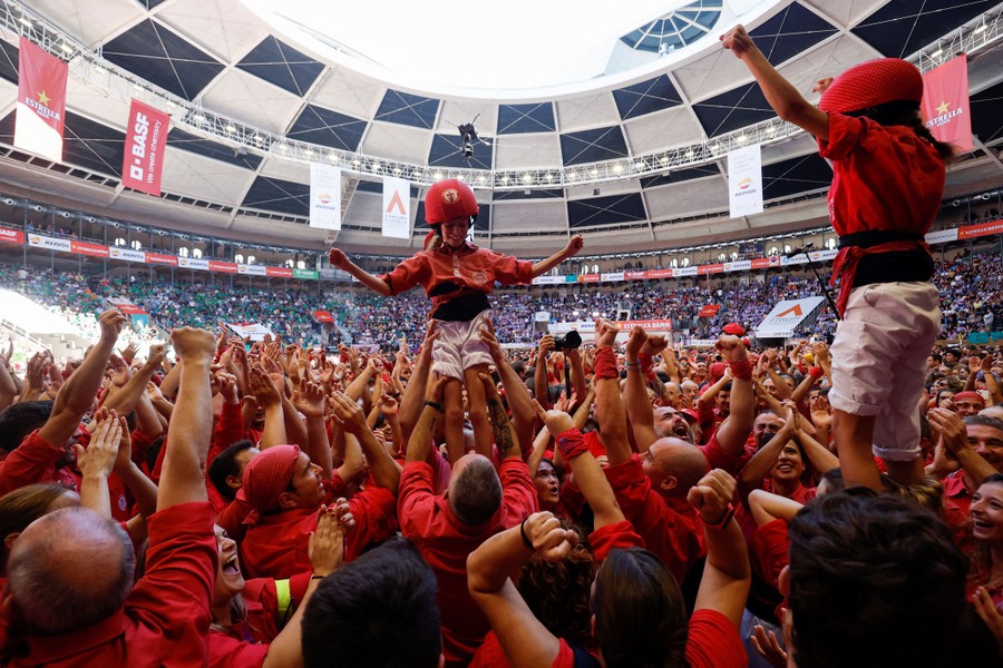 Photos: Competing to Build the Tallest Human Towers in Spain - The Atlantic