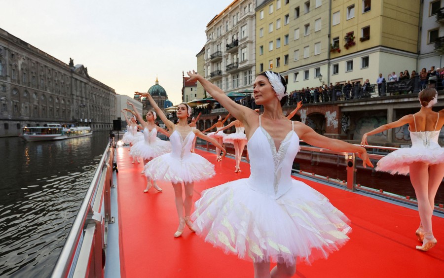Photos of the Week: Cliff Diving, Bull Chasing, River Ballet - The Atlantic