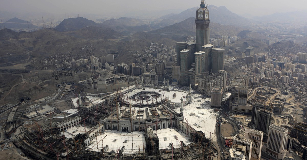 Dozens Are Dead in a Crane Collapse at Mecca's Grand Mosque - The Atlantic