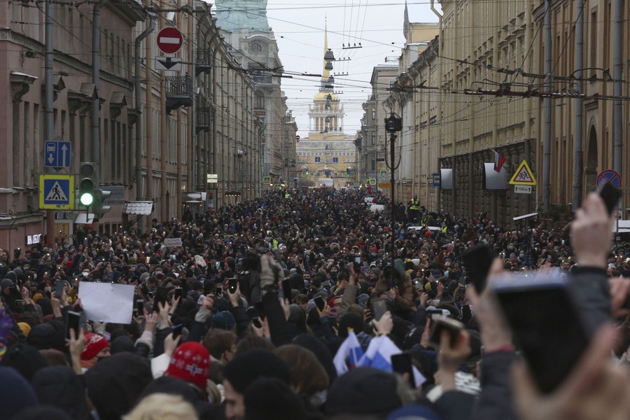 Photos: A Second Weekend of Protests in Russia - The Atlantic