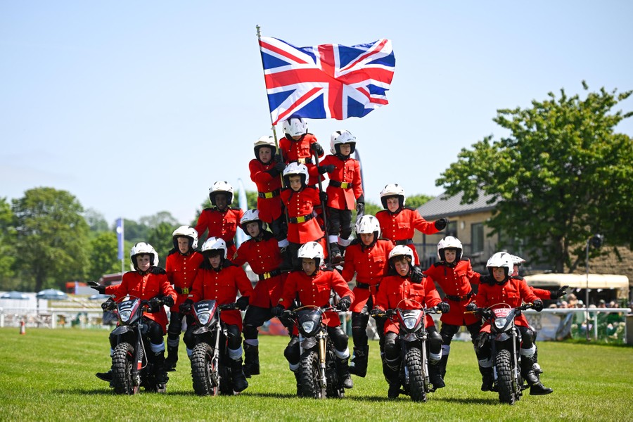 Photos of the Week: Bull Vault, Buddha Wash, Bass Guitar - The Atlantic