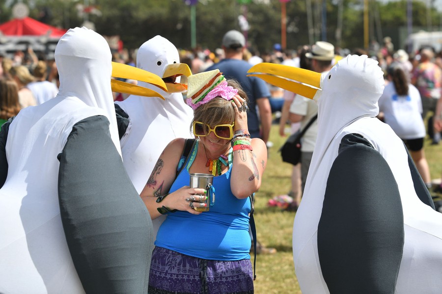 Photos: Coldplay, Dua Lipa, and Glastonbury 2024 Festivalgoers - The ...