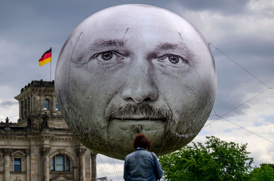 Photos of the Week: Royal Busts, Flying Scotsman, Loo Garden - The Atlantic