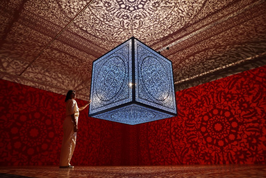 Photos of the Week: Spiral Shelves, Steel Cube, Village Basketball ...