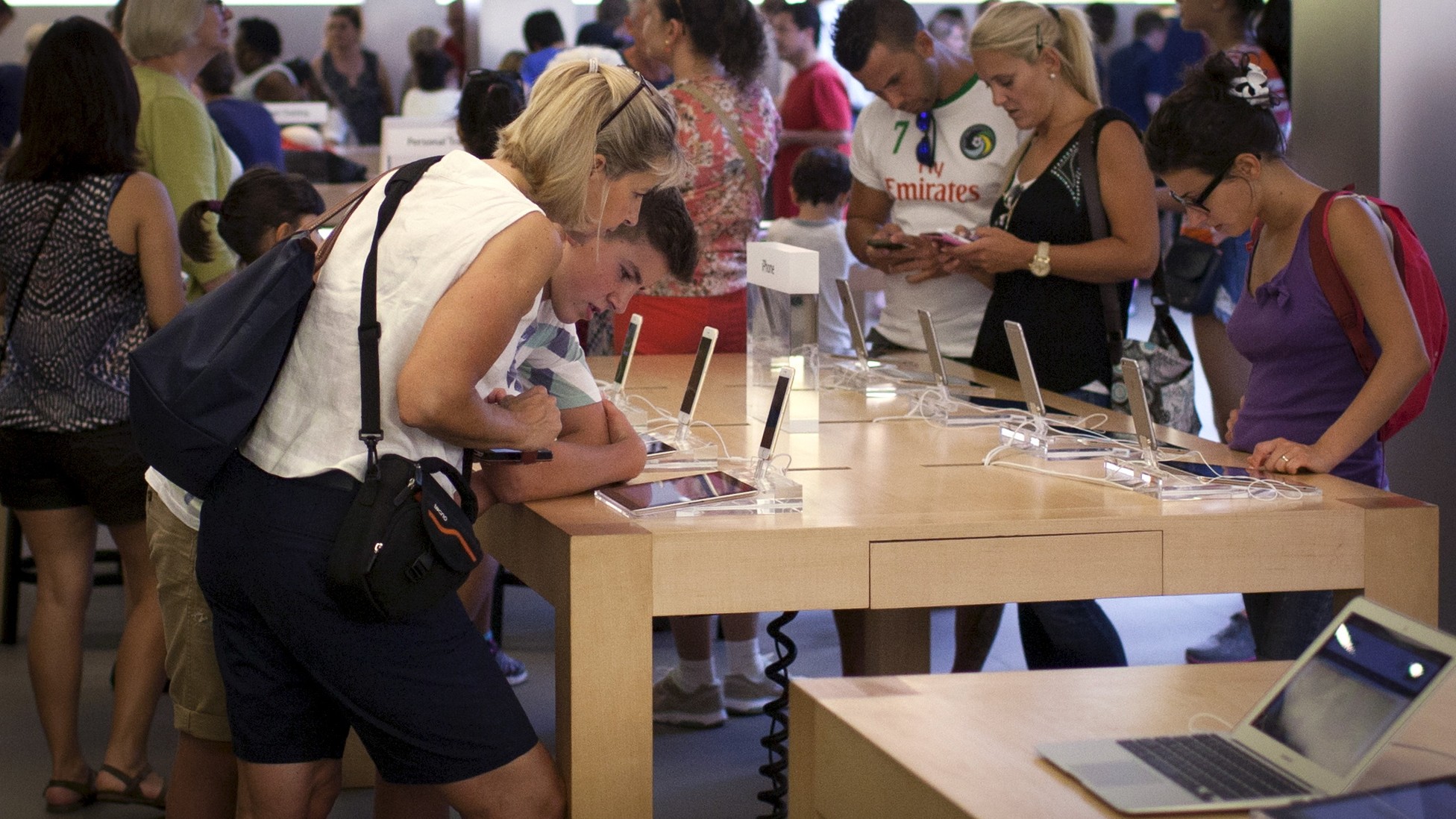 Apple's New iPhone Upgrade Program Shows How iPhones Are Becoming a ...