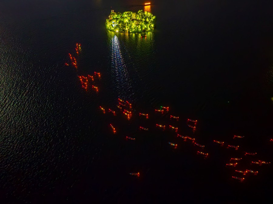 Photos of the Week: Moon Boats, River Waves, Heavy Leek - The Atlantic