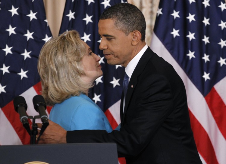 A Visual Guide to Barack Obama and Hillary Clinton's Lackluster Hugging ...