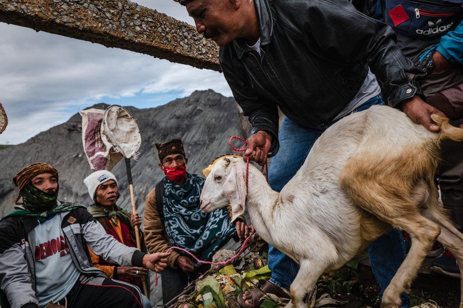 Yadnya Kasada: A Volcanic Ritual in Indonesia - The Atlantic