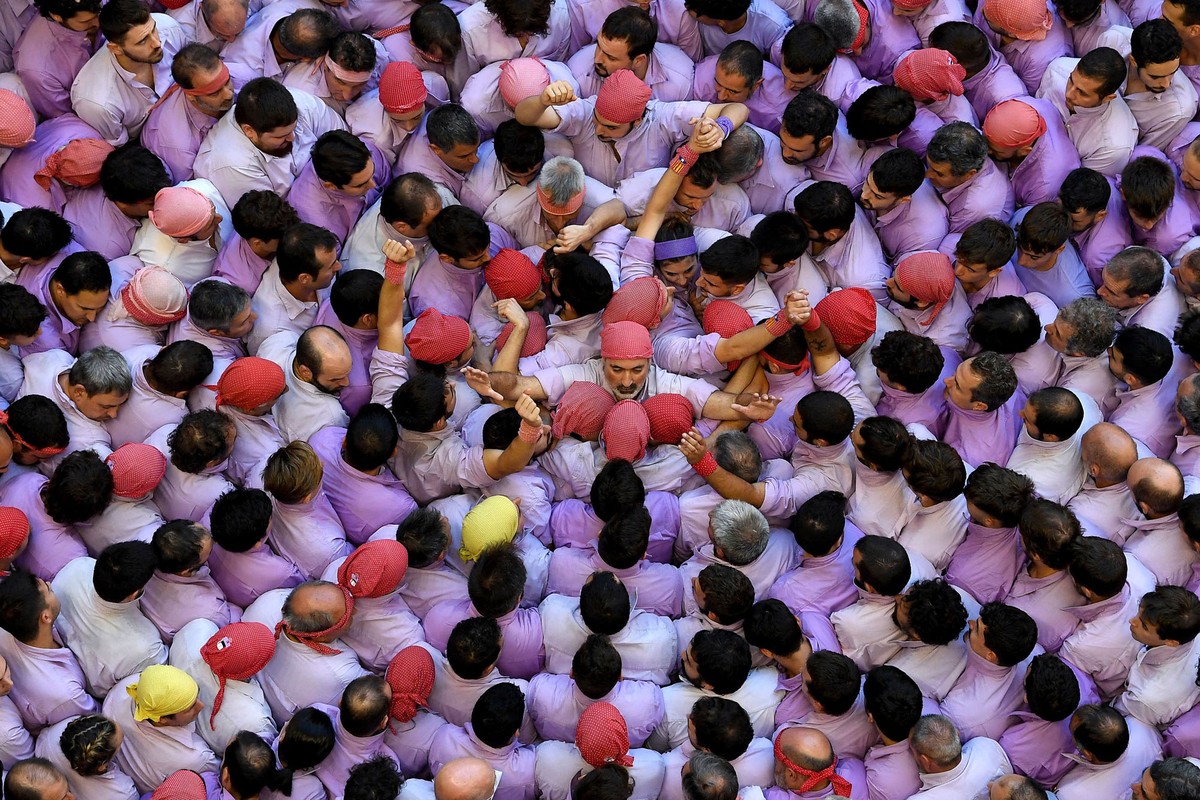 Competing to Build the Tallest Human Towers in Spain (20 photos ...