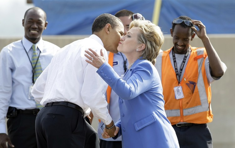 A Visual Guide to Barack Obama and Hillary Clinton's Lackluster Hugging ...