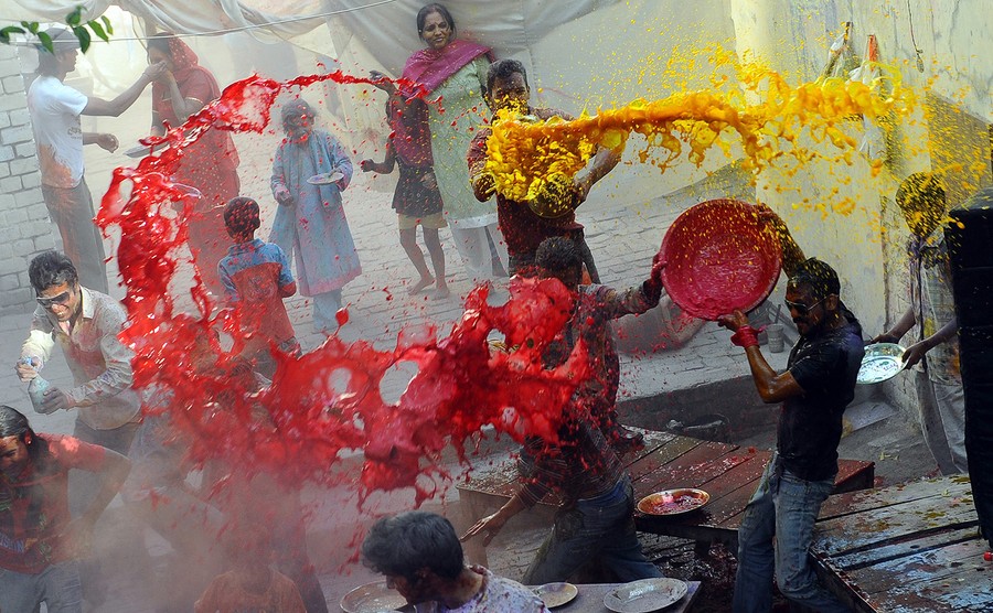 india throwing colors