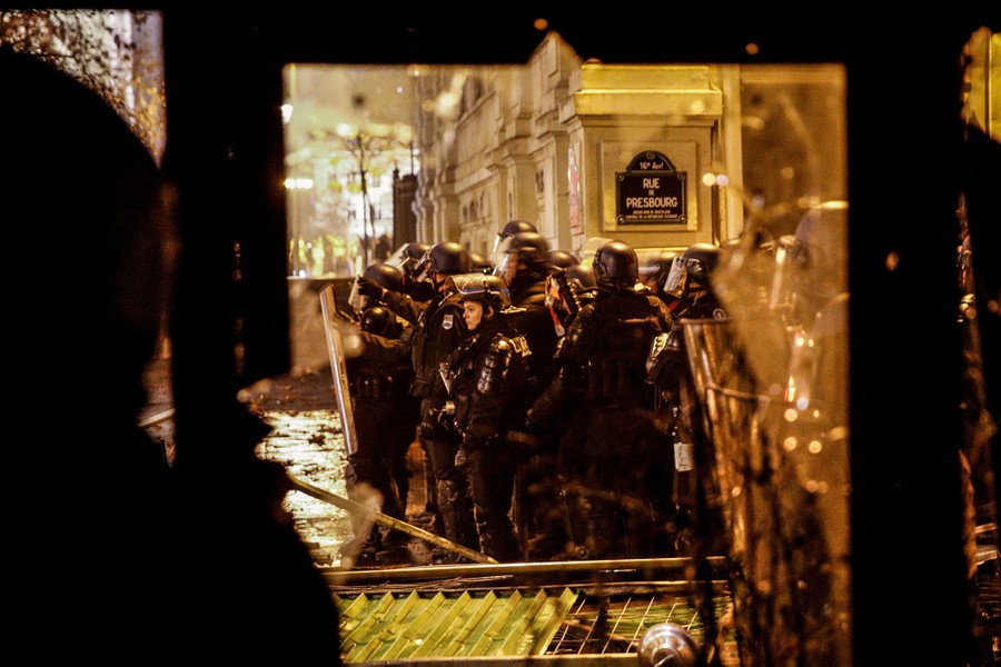 Photos of the Paris “Yellow Vest” Riots - The Atlantic