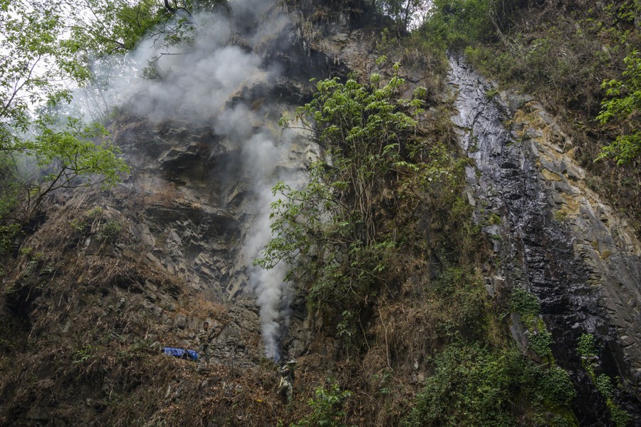 Honey Hunting on the Cliffs of China’s Yunnan Province: Photos - The ...