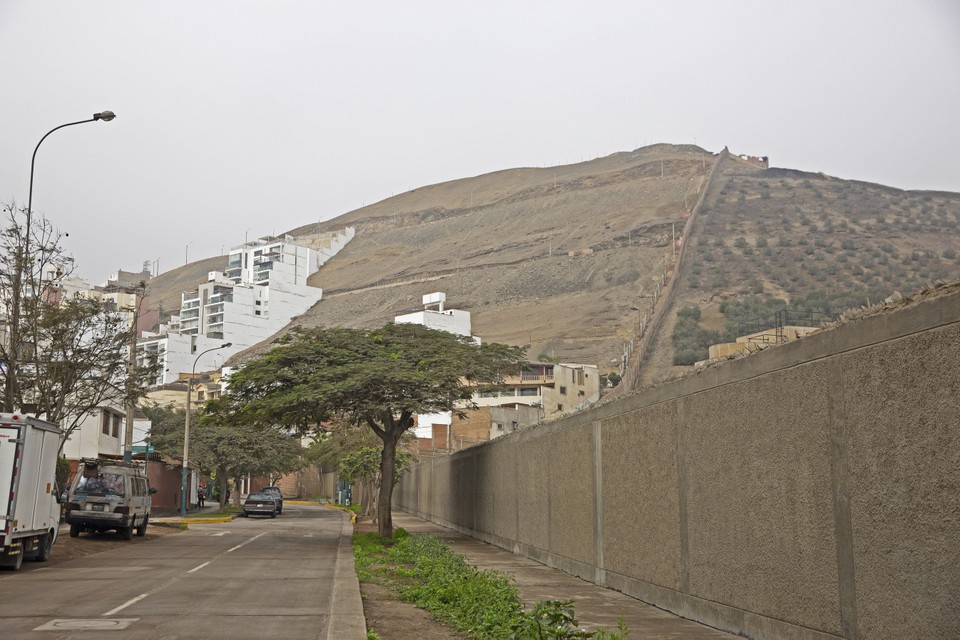 A Wall Divides the Peruvian Capital's Rich and Poor - The Atlantic