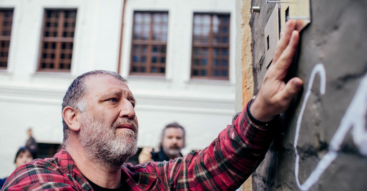 Russian Activists Place Plaques to Remember Victims of Stalin’s Secret ...