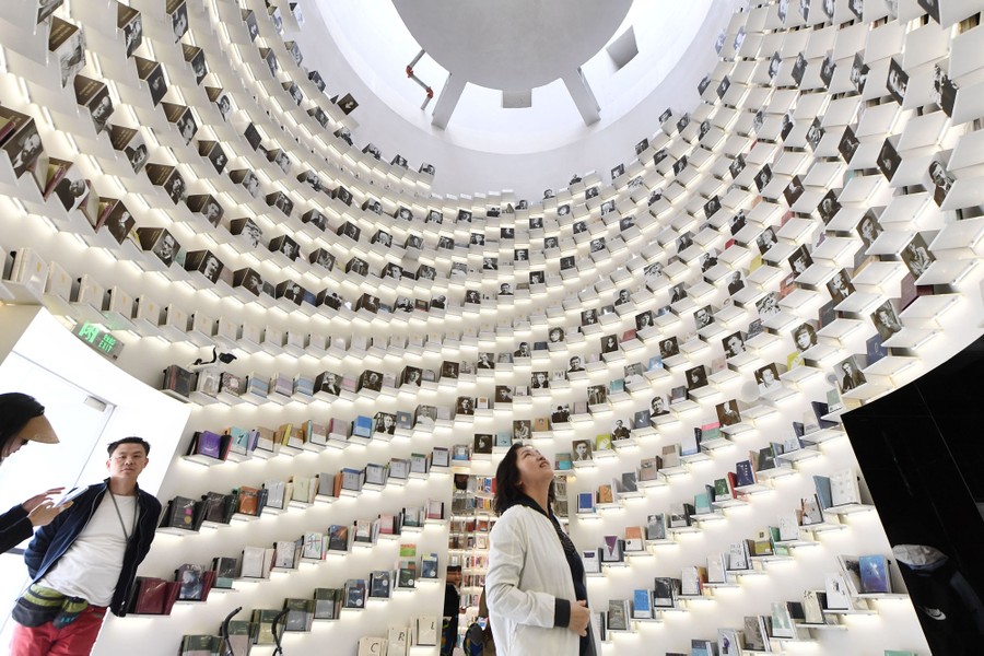 Photos of the Week: Spiral Shelves, Steel Cube, Village Basketball ...