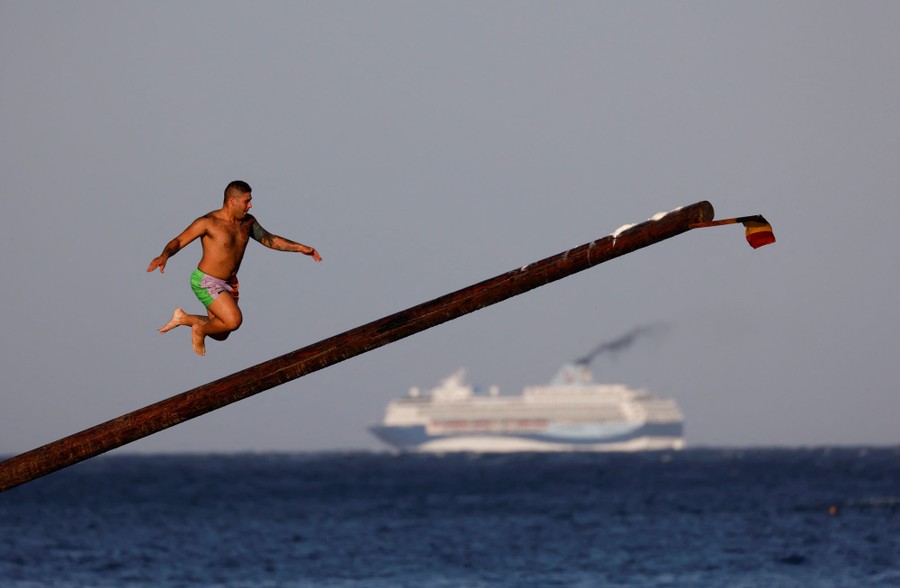 Photos of the Week: Curious Camel, Super Bull, Giant Hand - The Atlantic