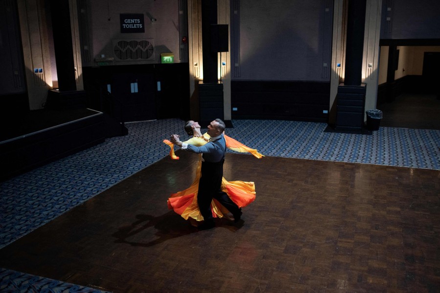 Photos of the Week: Laughter Therapy, Ballroom Dance, Senegal Surf ...