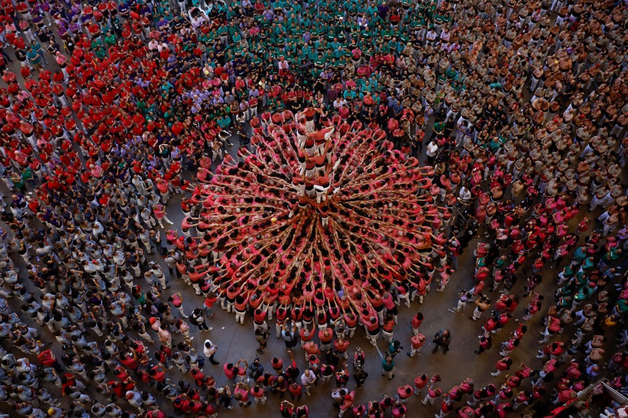Photos: Competing to Build the Tallest Human Towers in Spain - The Atlantic