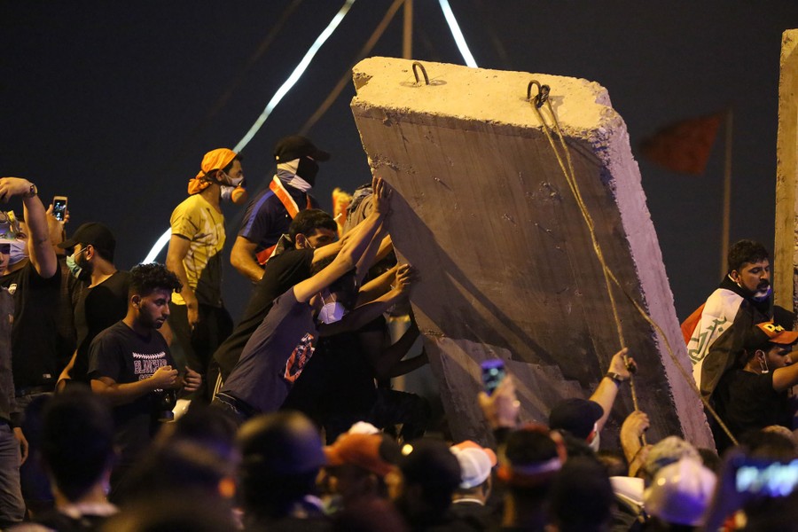 Photos: A Month of Anti-government Protests in Iraq - The Atlantic