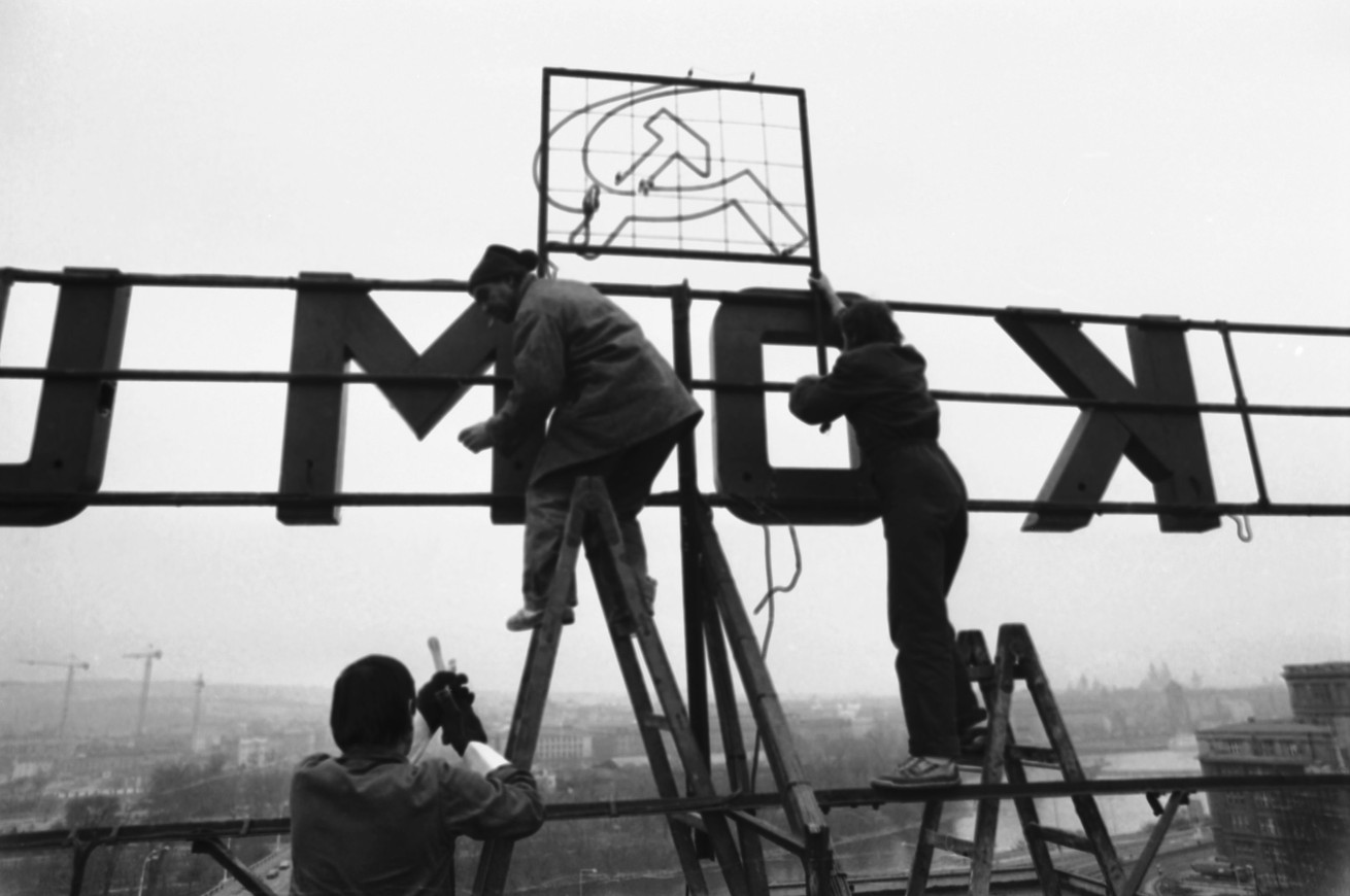 'Being and Neonness': Neon as a Symbol of the 20th Century - The Atlantic