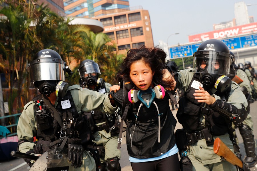 Photos: Hong Kong Riot Police Lay Siege to University Occupied by ...