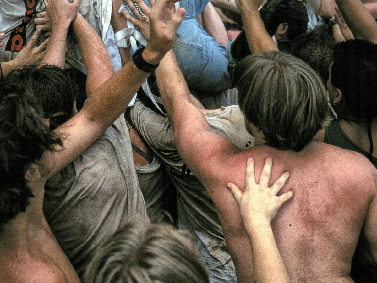 how does a mosh pit work