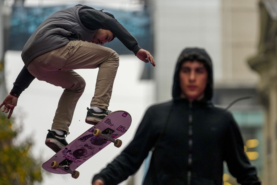 Photos of the Week: Mormon Crickets, Dragon Boats, Floating Concert ...