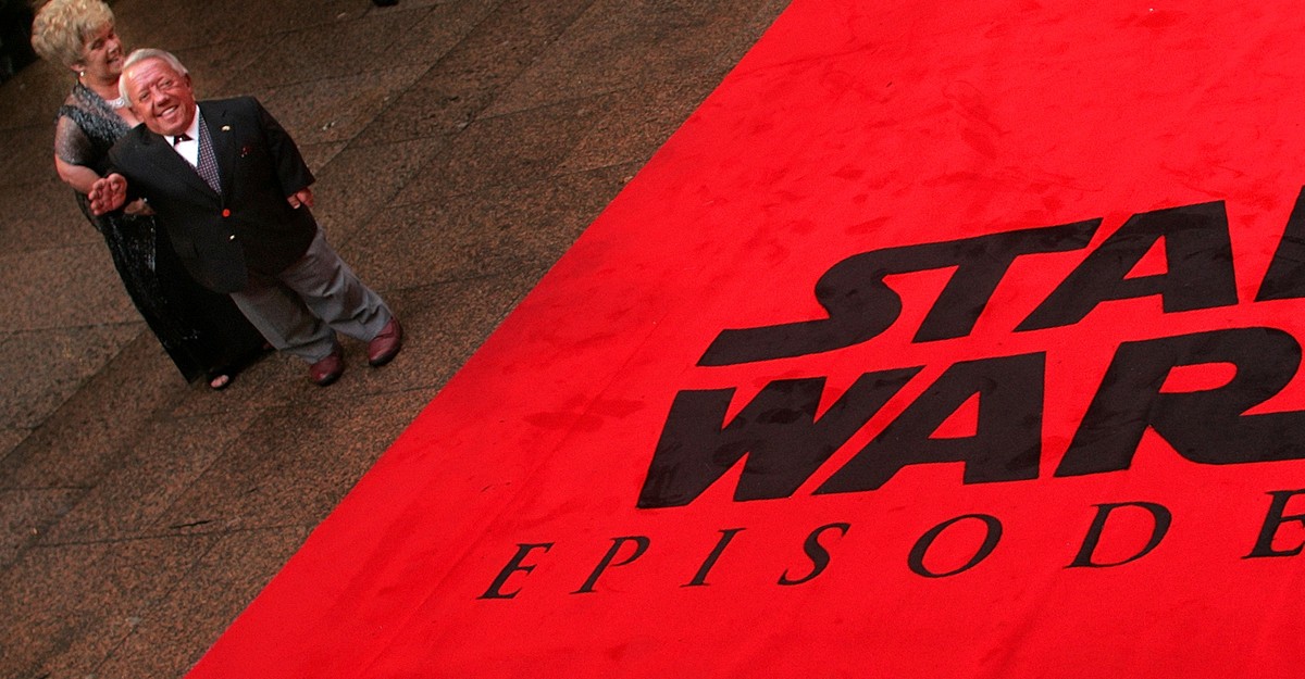 Kenny Baker, the Actor Who Played R2-D2, Dies After a Long Illness ...